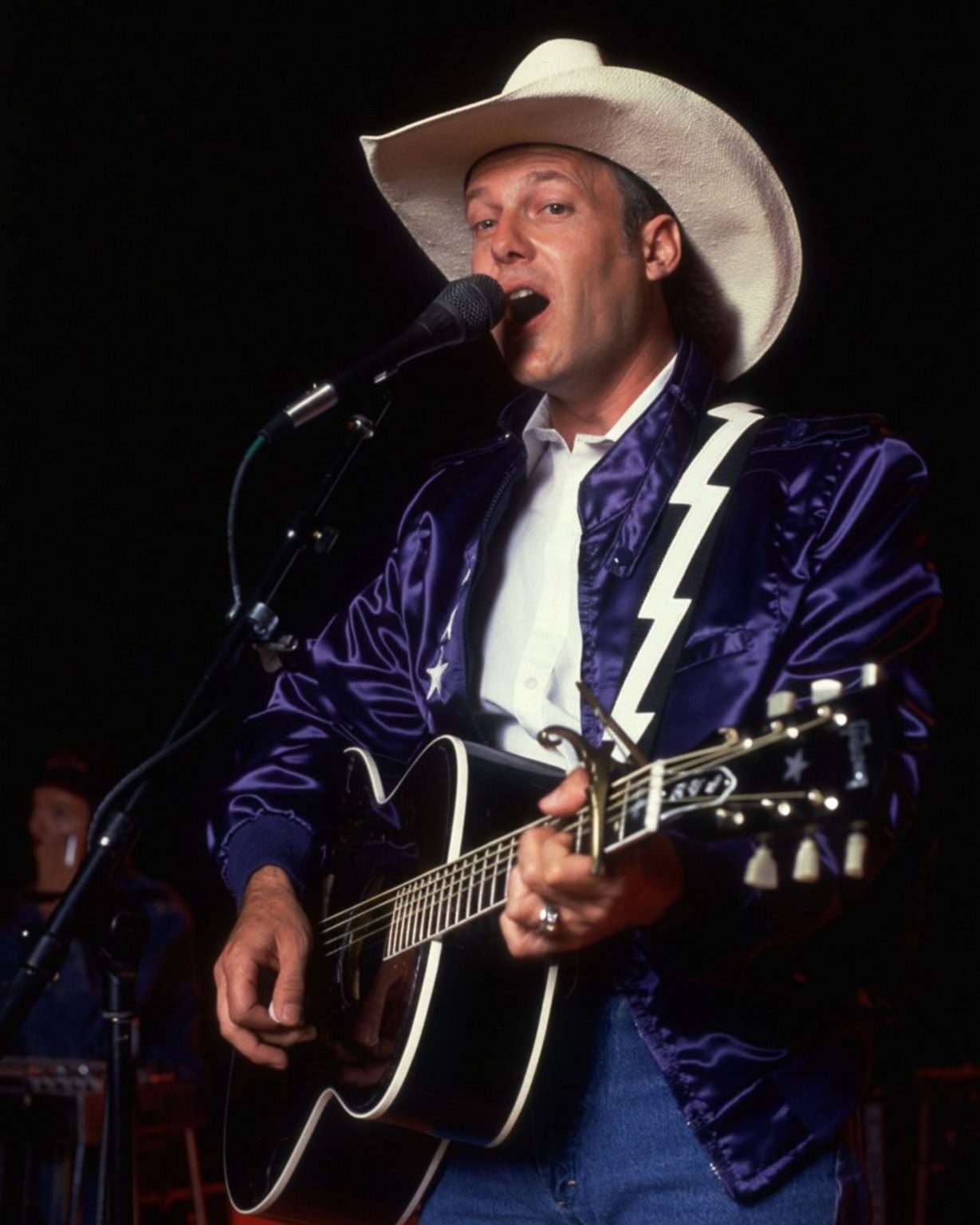 “ONE HIT HE NEVER OWNED… AND 10,000 FANS WHO BEGGED FOR IT ANYWAY ...